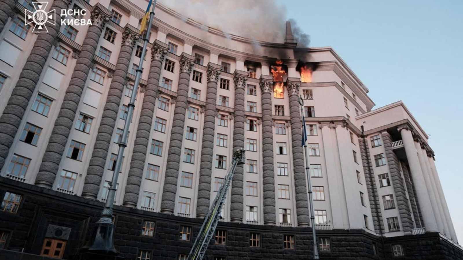 Russia’s Largest Airstrike Hits Kyiv Government Building – Azat TV