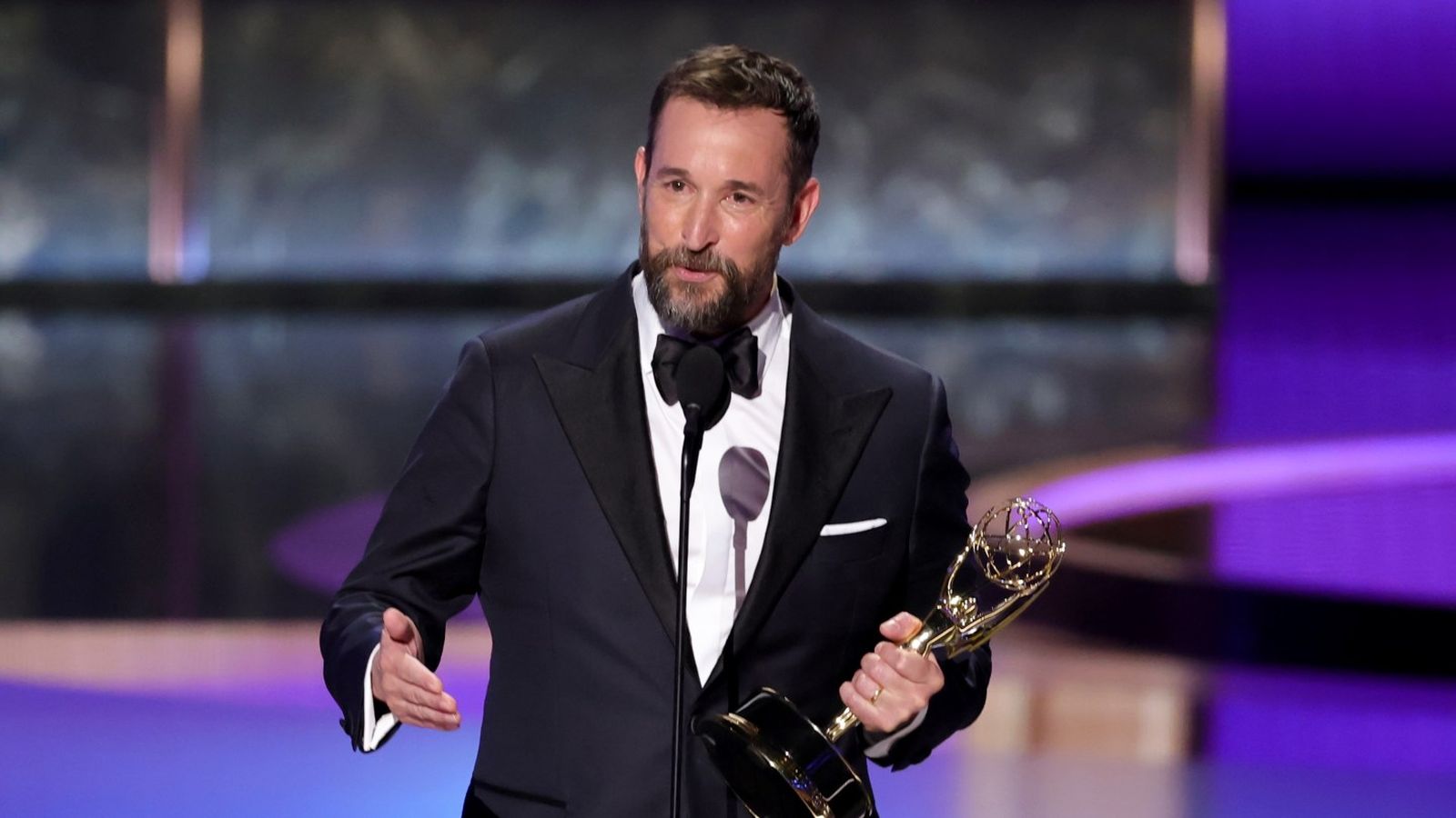 Noah Wyle’s Bold Emmys Look Honors Healthcare Heroes – Azat TV