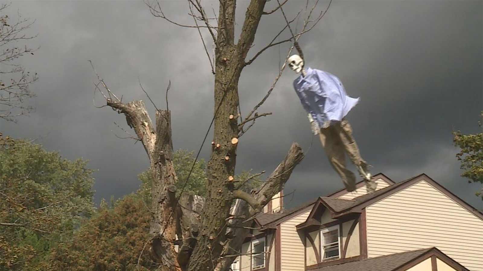 Halloween Hanging Man Decoration Sparks Outcry in Newburgh – Azat TV
