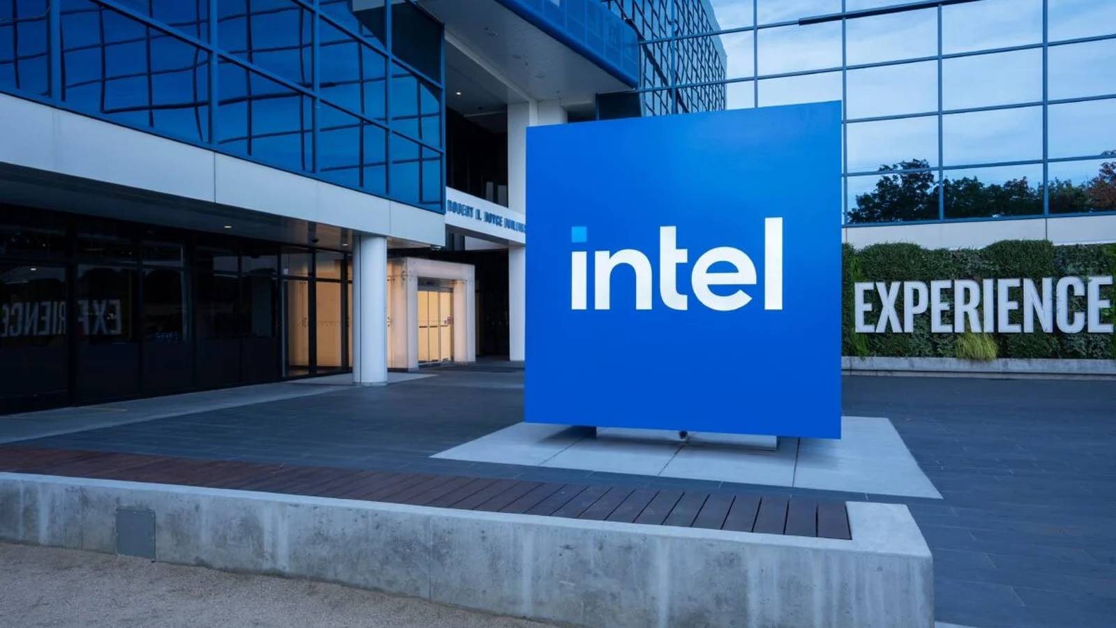 Intel Stock Surges Amid Musk Partnership Hints and Major Institutional Moves – Azat TV